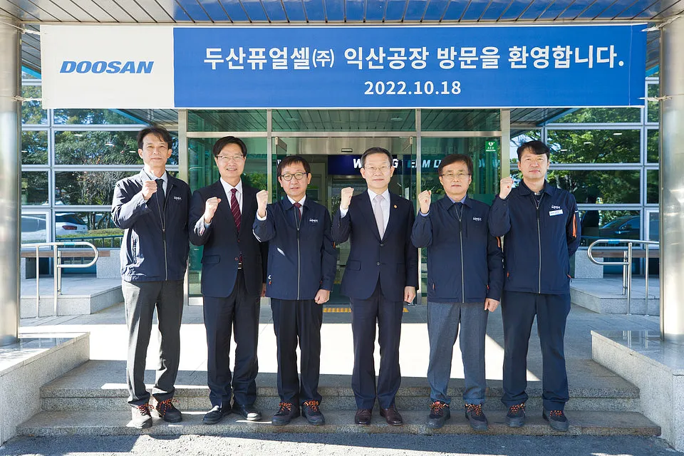 Lee Jong-Ho, Minister of Science and ICT Visits Doosan Fuel Cell Iksan ...