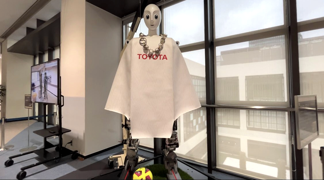 Toyota Unveils "PIXI": World's First Hydrogen-Powered Autonomous Soccer ...