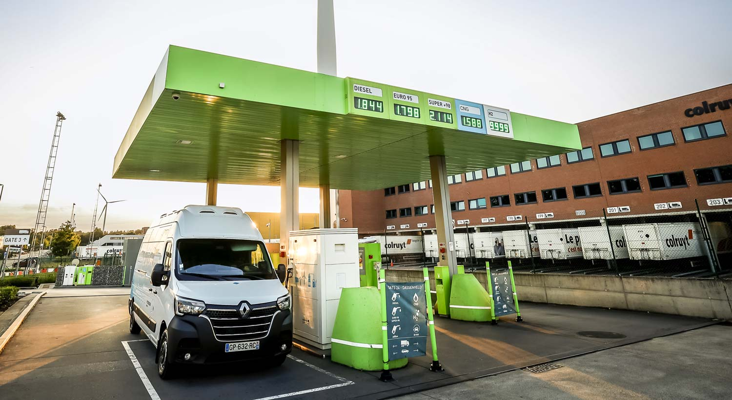 First Long-Haul Adventure With Hydrogen-Fueled Renault Master ...