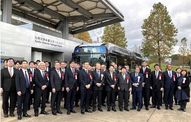 Demonstration Experiment Of A Large Bus Powered By Hydrogen Fuel Cells ...