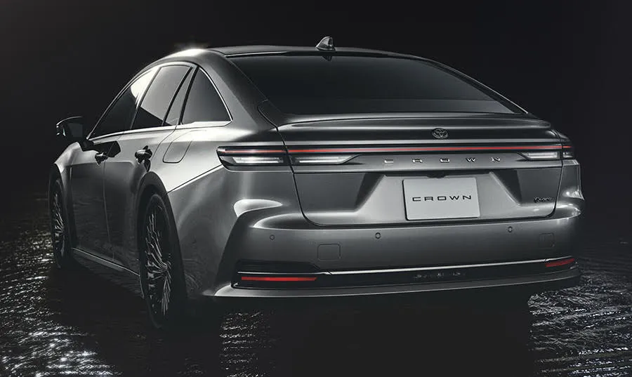 Toyota Unveils New Crown in Japan, Introduces Hydrogen FCEV Variant