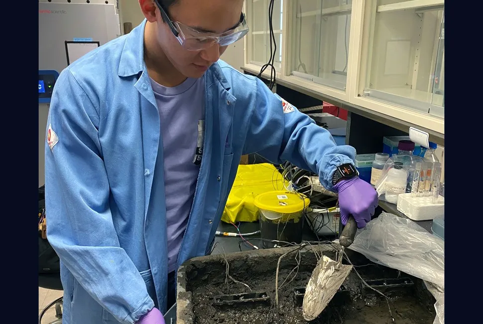 Dirt-Powered Fuel Cell Runs Forever