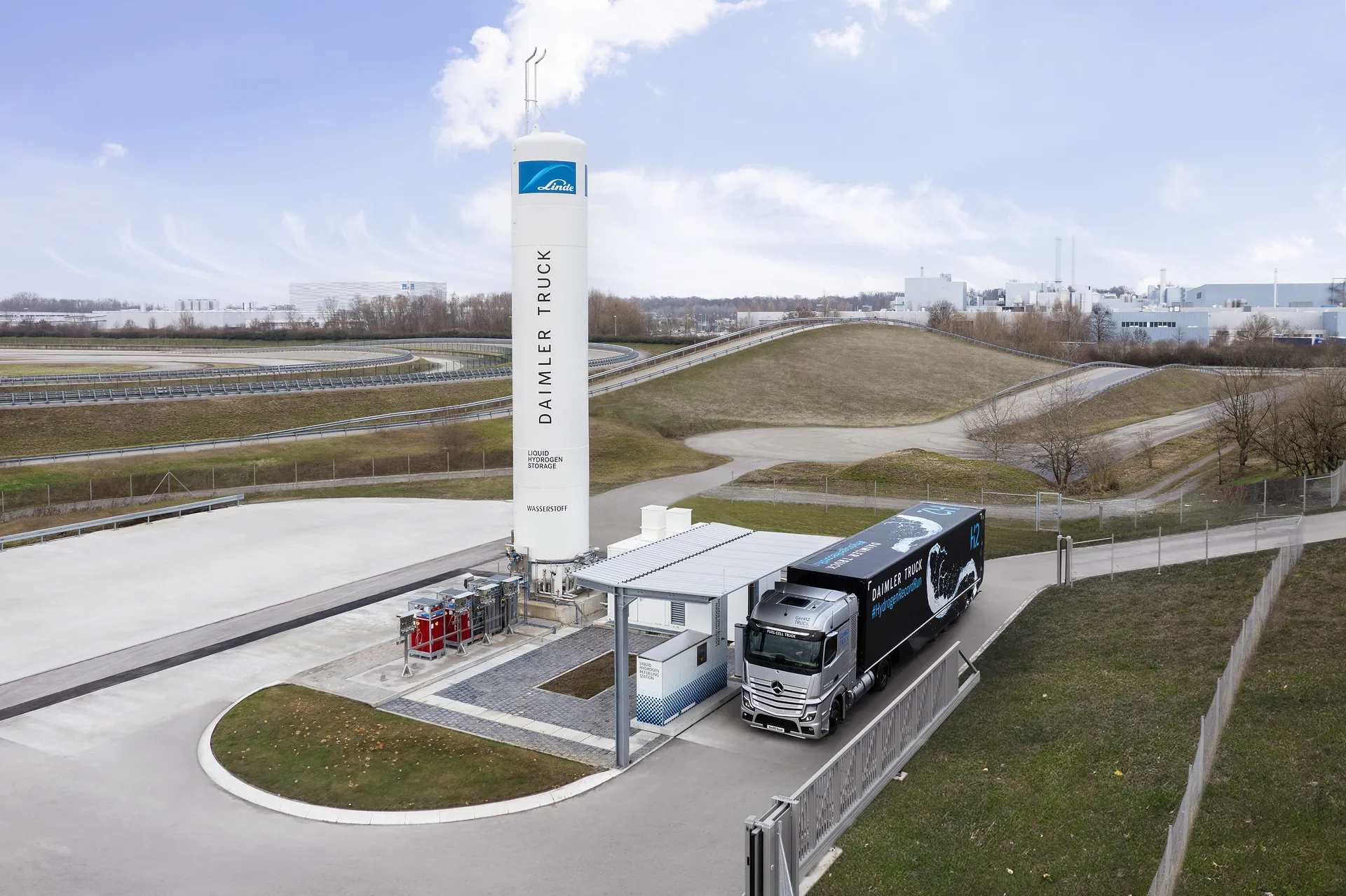 Safe, Fast and Simple: Daimler Truck and Linde Set New Standard for ...