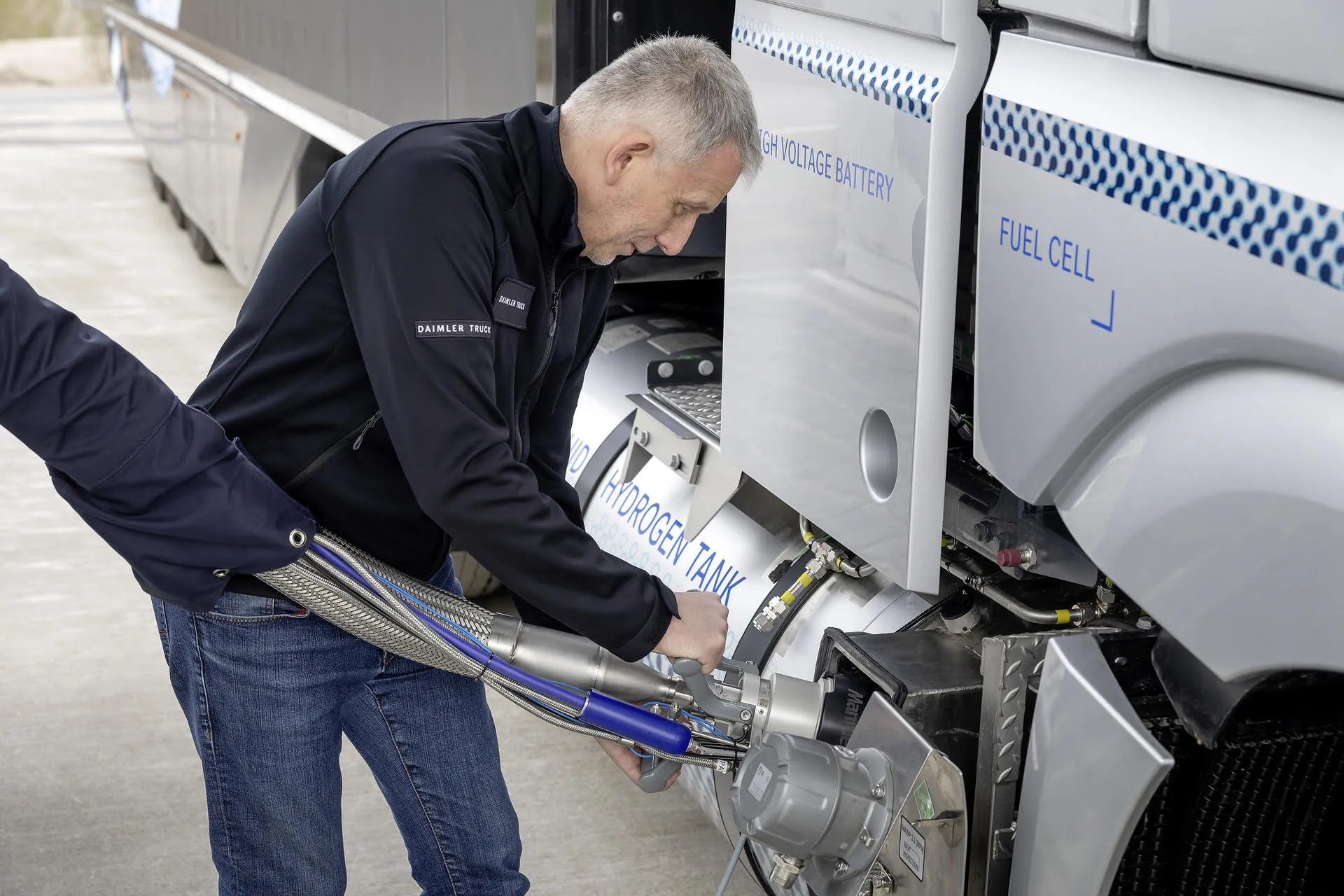 Safe, Fast and Simple: Daimler Truck and Linde Set New Standard for ...