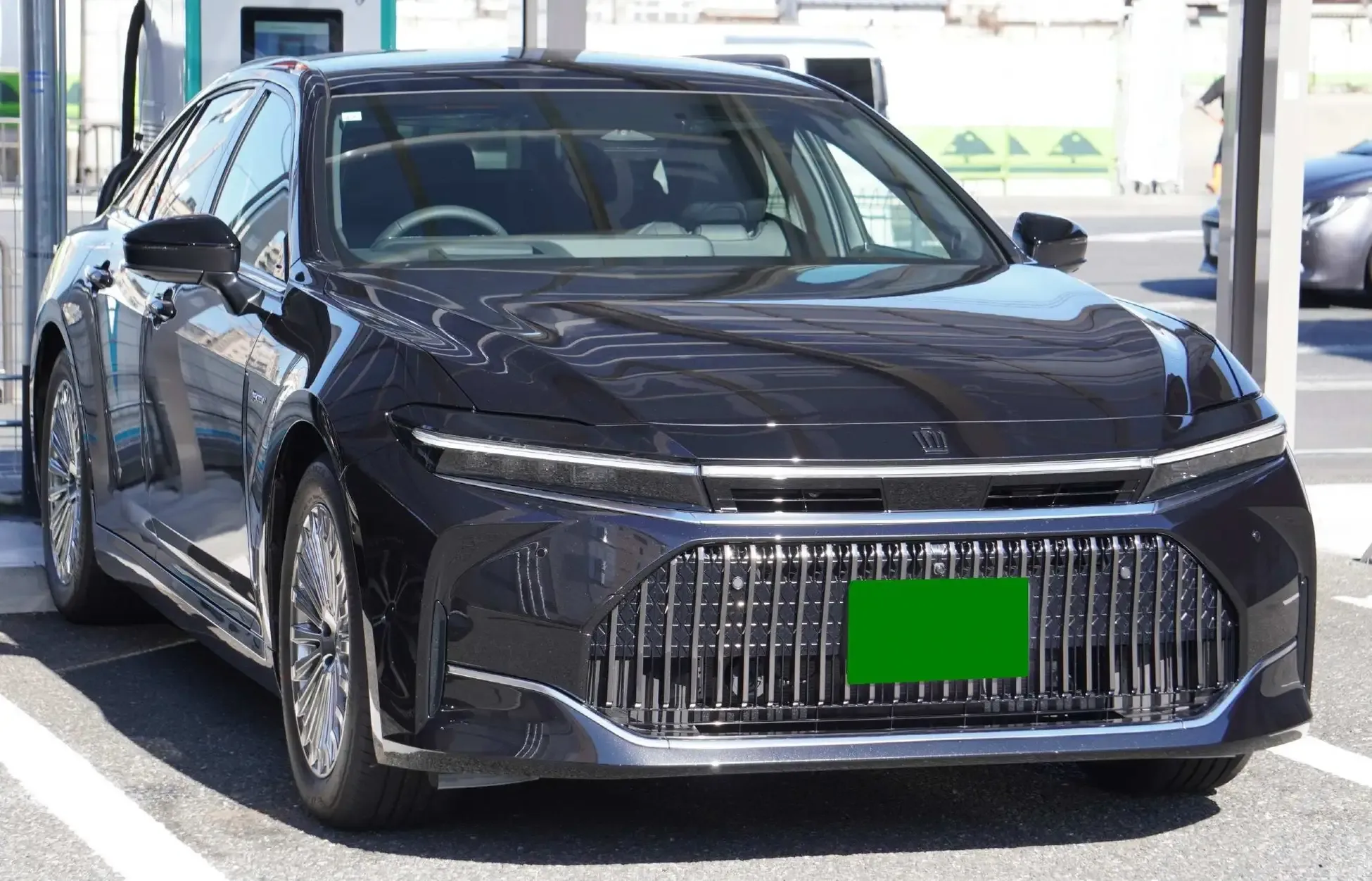 Taxi Service Pioneers Adoption of Toyota Crown FCEV in Japan's Chauffeur Services