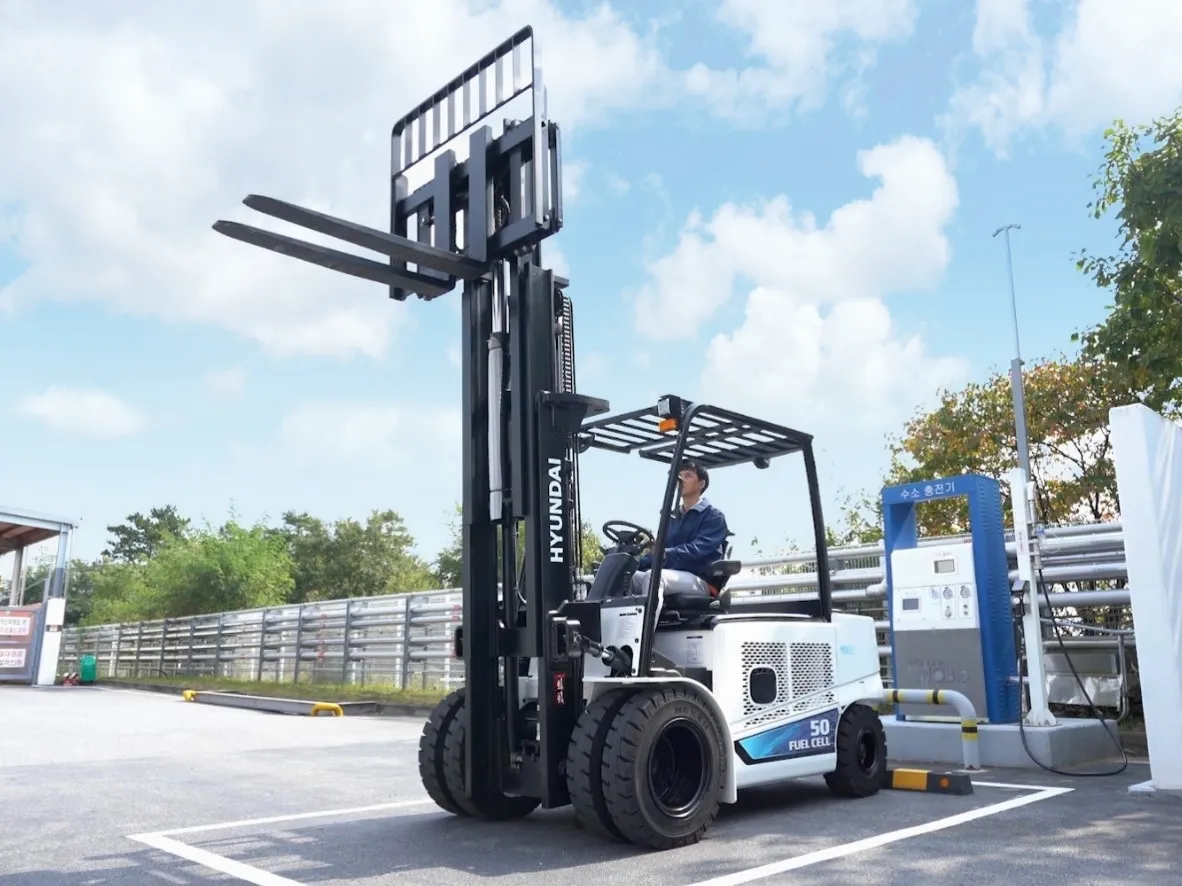 HD Hyundai Launches Korea's Largest Hydrogen Forklift for Heavy-Duty ...
