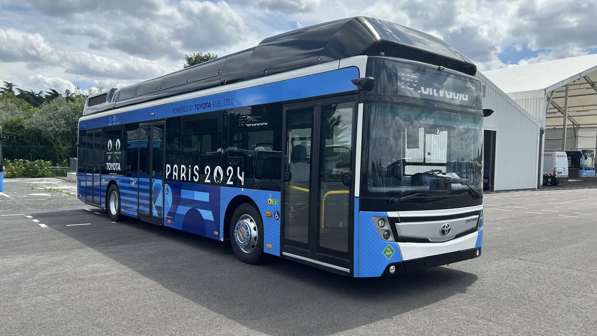 Toyota Unveils Hydrogen Buses and Coaches for Paris 2024
